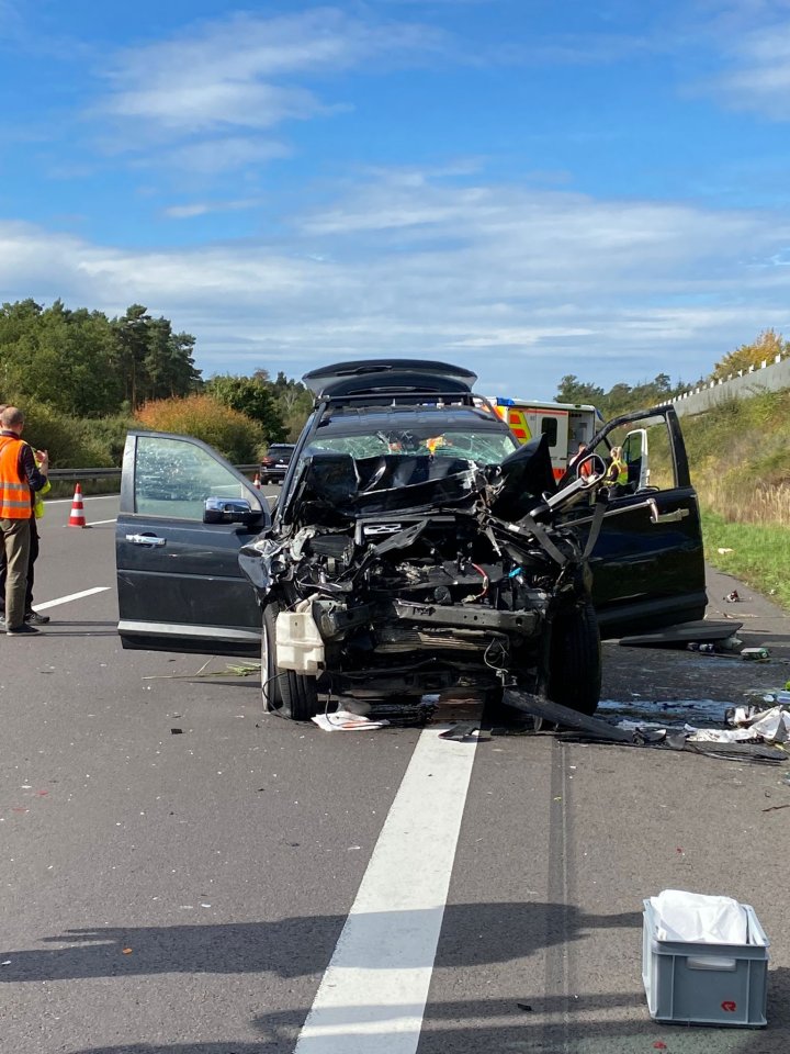 A2 bei Helmstedt: Auto überschlägt sich – Kleinkind unter den ... A2 bei Helmstedt: Auto überschlägt sich – Kleinkind unter den ...
