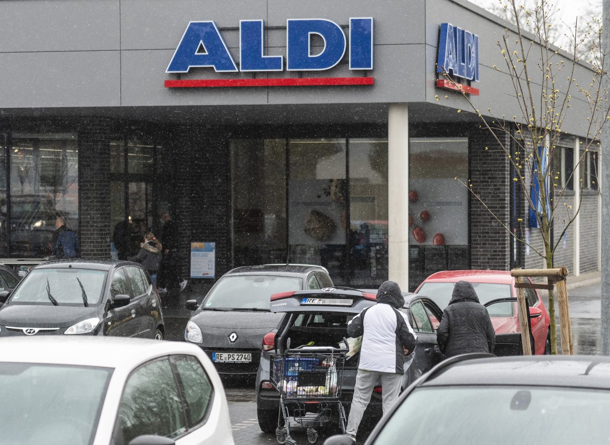 Aldi mit irrem VW-Angebot – Kunden rennen Discounter die Bude ein ... Aldi mit irrem VW-Angebot – Kunden rennen Discounter die Bude ein ...